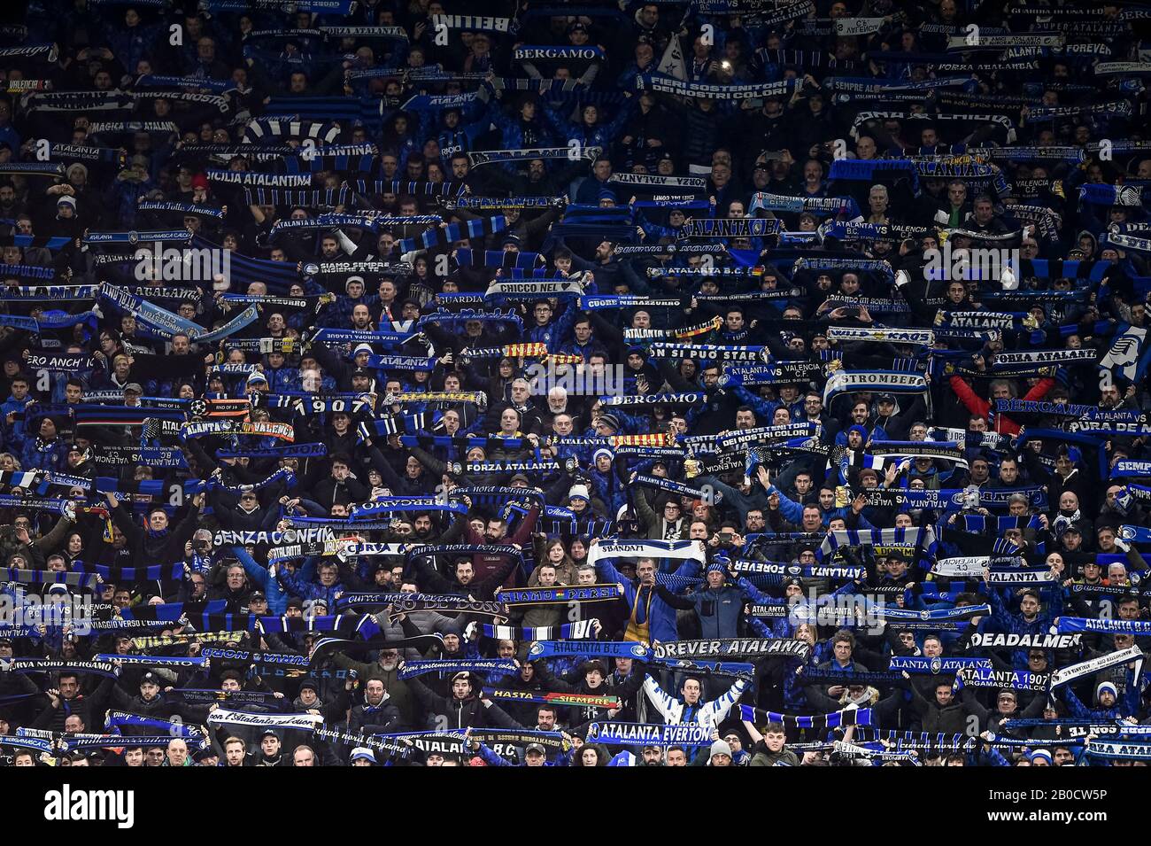 Football fans scarf scarves hi-res stock photography and images - Alamy