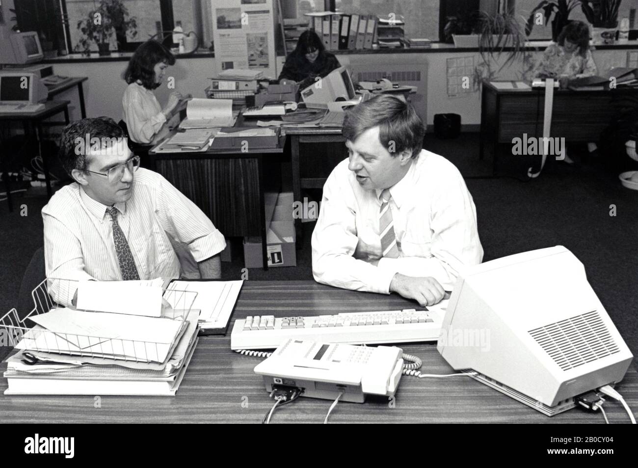 Uk office worker 90s hi-res stock photography and images - Alamy