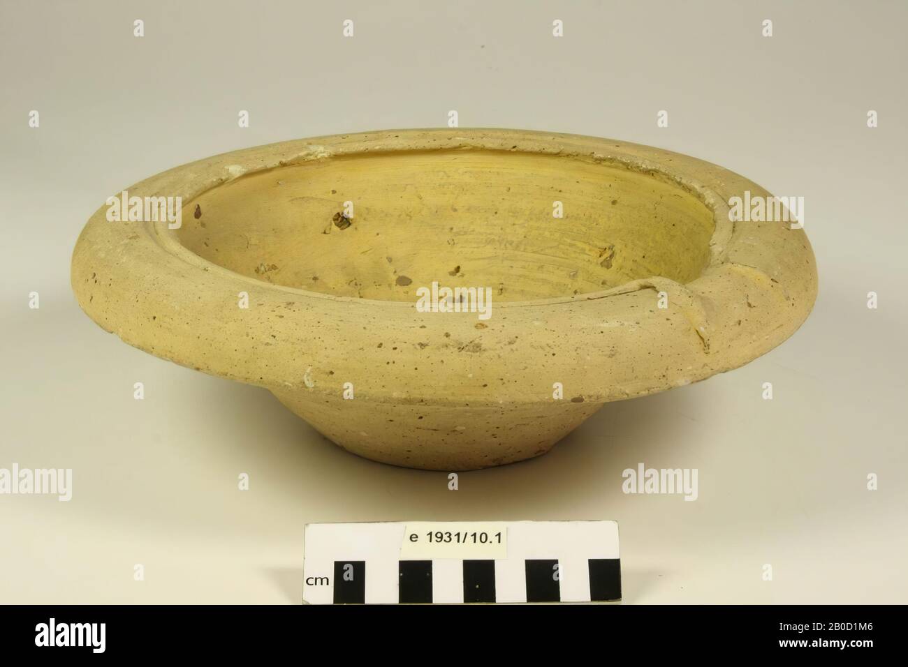 Pottery rubbing pot hi-res stock photography and images - Alamy