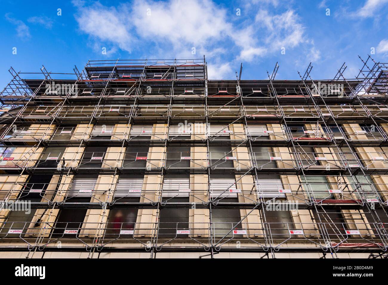 "Plettac Metrix" modular scaffolding on the Galeries Lafayette store ...