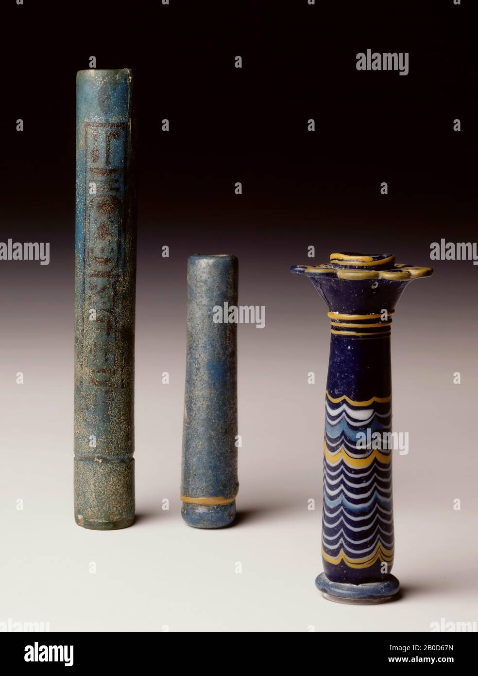 Outward facing palm leaves hi-res stock photography and images - Alamy