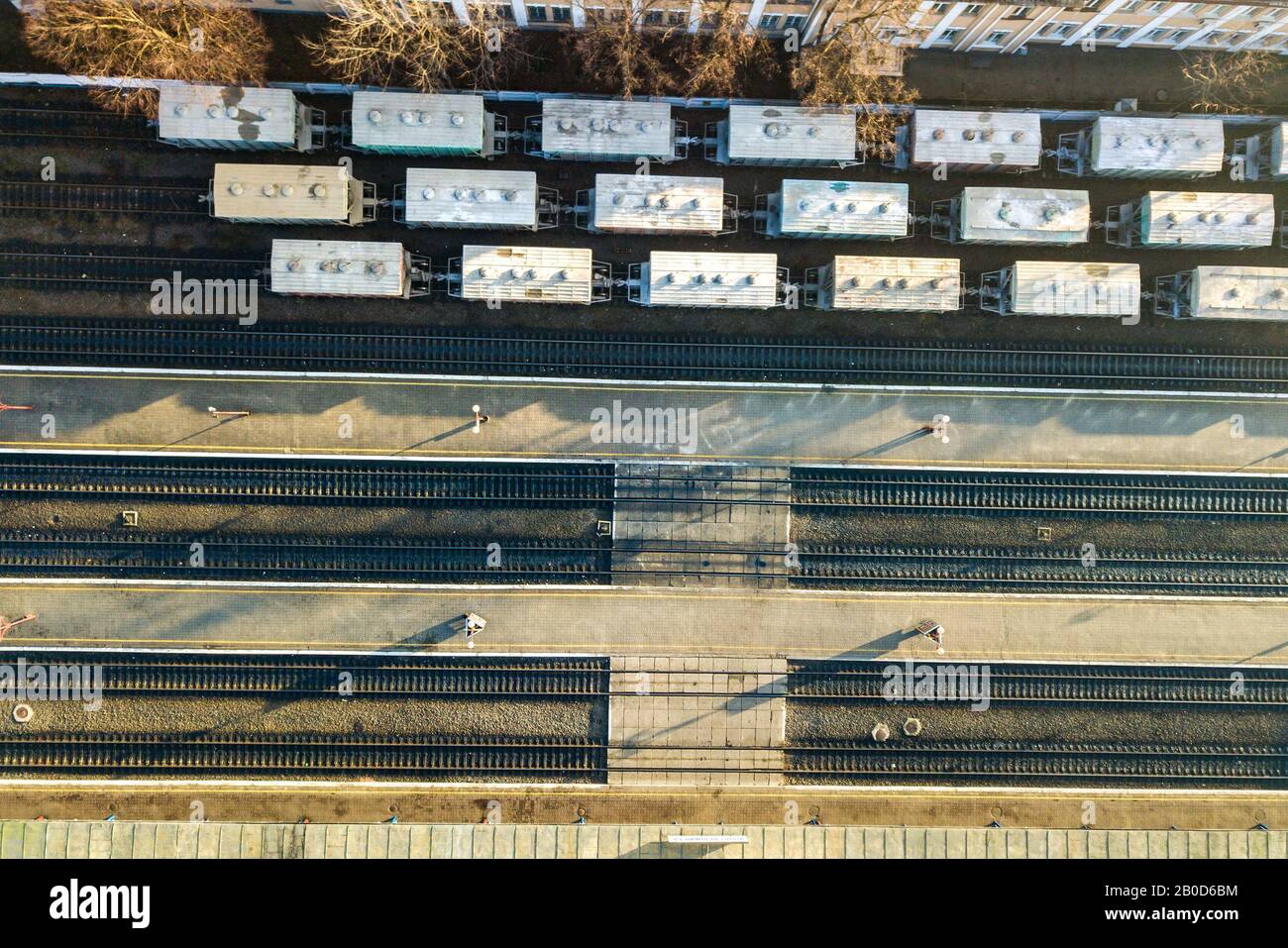 View down train track long hi-res stock photography and images - Alamy