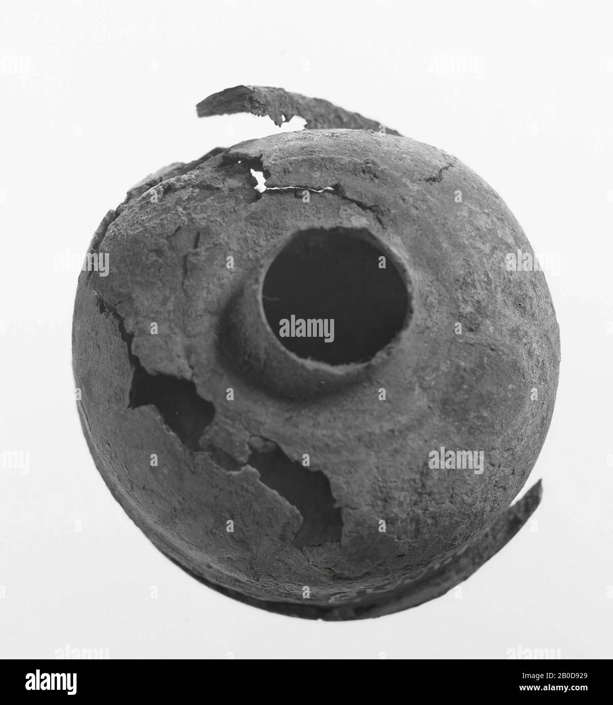 Two parts of a bronze box with lid., box, metal, bronze, Diameter: 4,2 ...