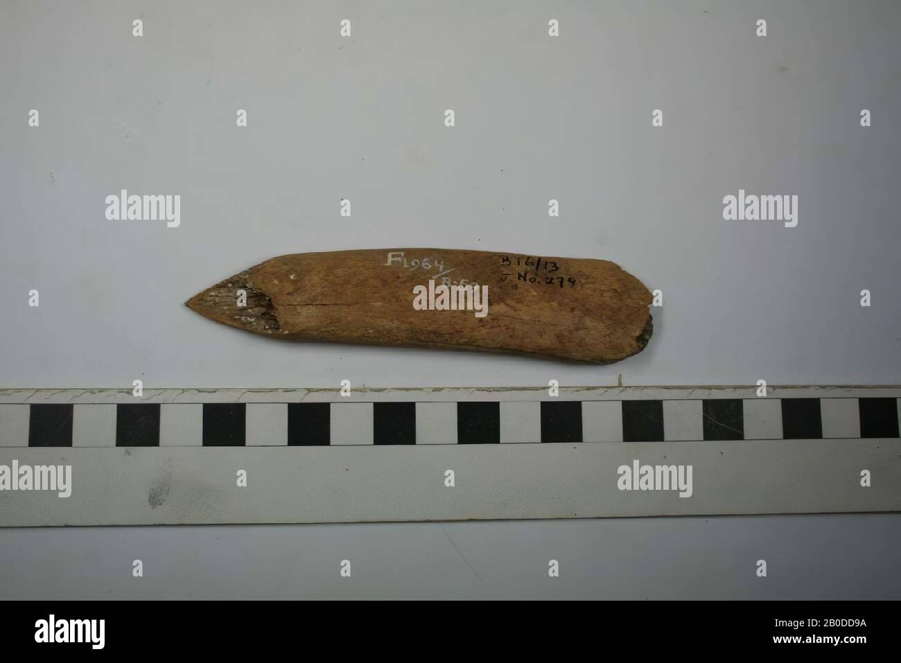 shuttle, leg of bone, shuttle, leg, 11.5 x 2.7 cm, Meroitische Period ...