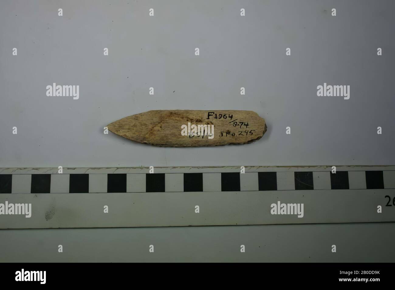 shuttle, leg of bone, shuttle, leg, 9 x 2 cm, Meroitische Period, 2nd ...