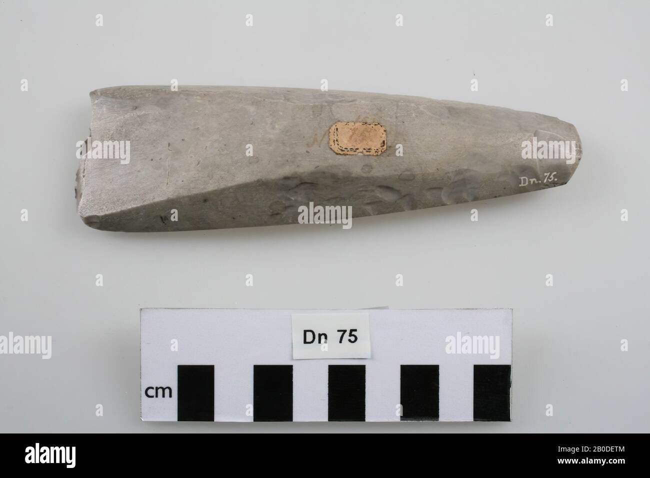 Flint chisel with round top and flat bottom., Chisel, stone, flint, 2 x ...