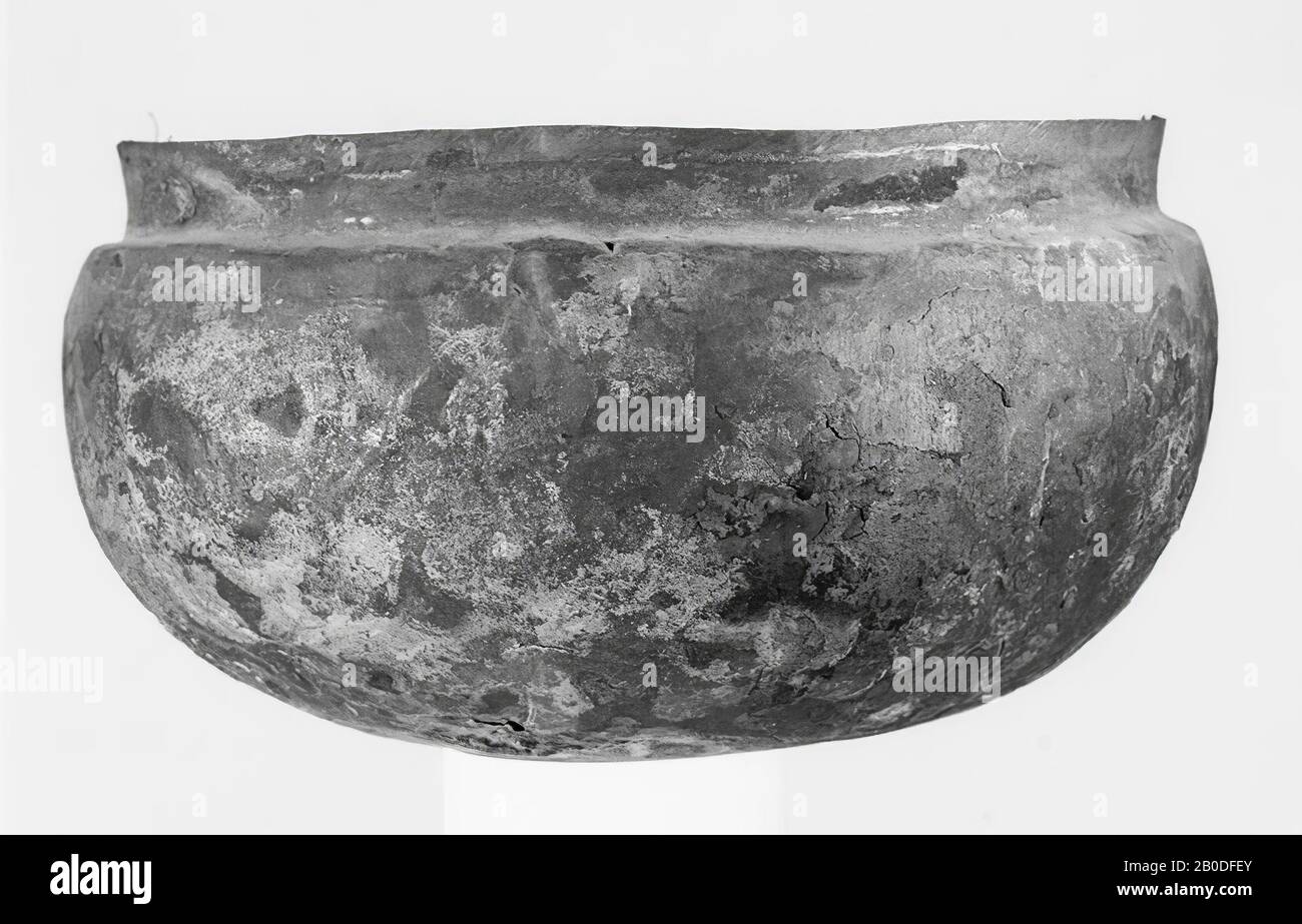 Bronze cauldron hi-res stock photography and images - Alamy