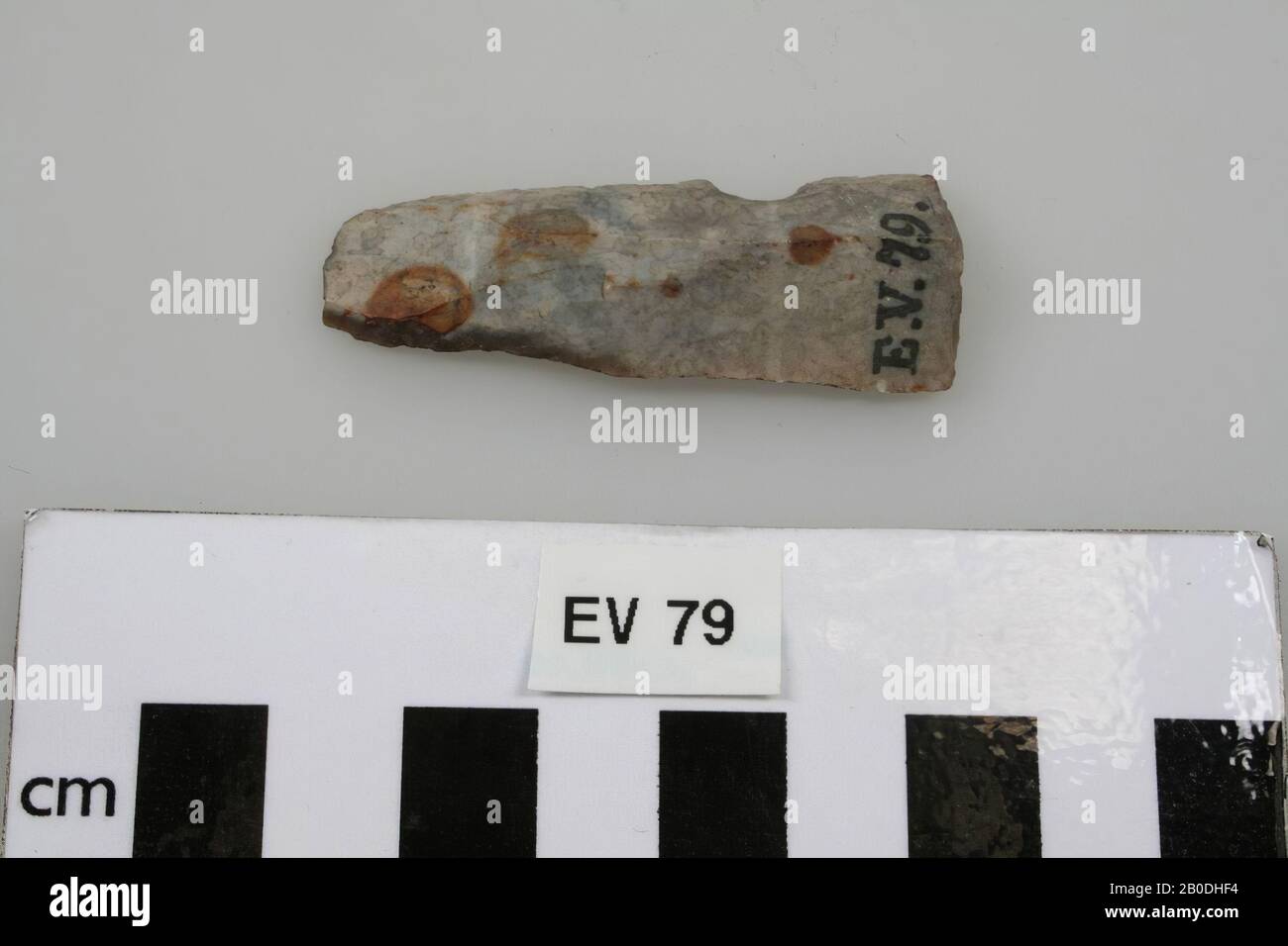 Flint splint, three-sided., Splinter, stone, flint, 0.6 x 2.1 x 5.3 cm ...