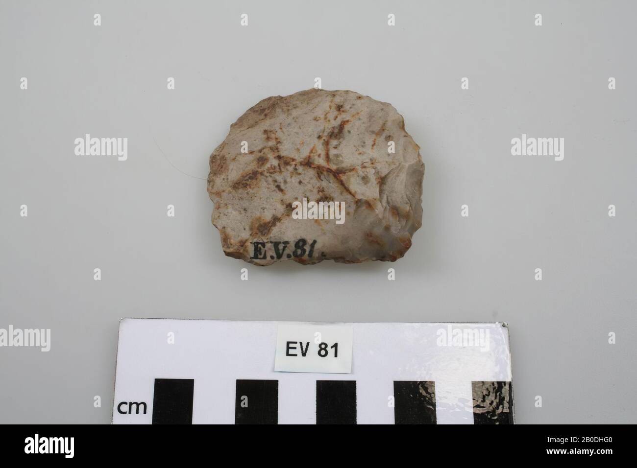 Flint chip, disk shaped., Chip, stone, flint, 1,4 x 5 x 5,9 cm ...