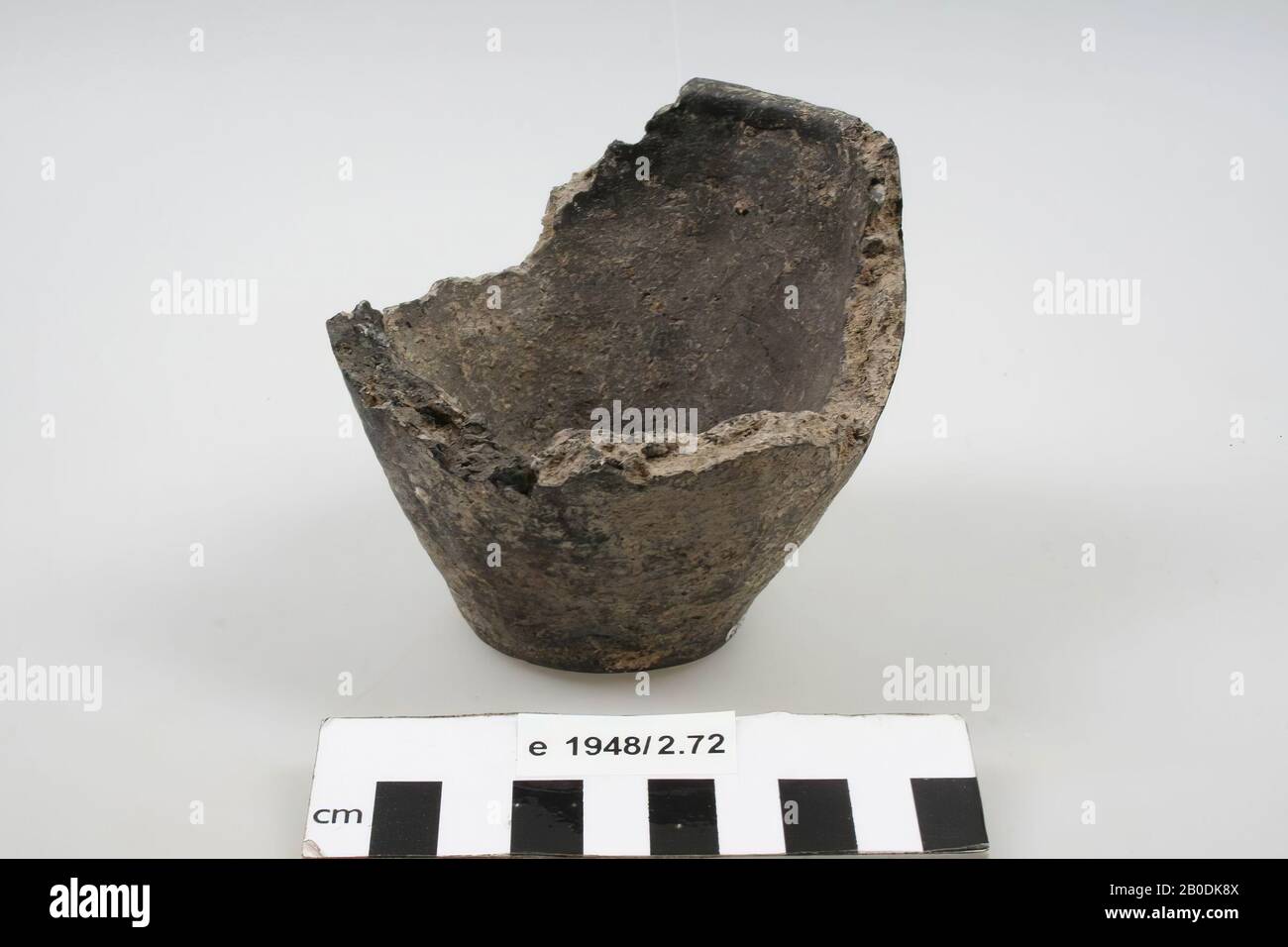 Small damaged pot of Bataaf's pottery., pottery, pottery, h: 8,6 cm ...