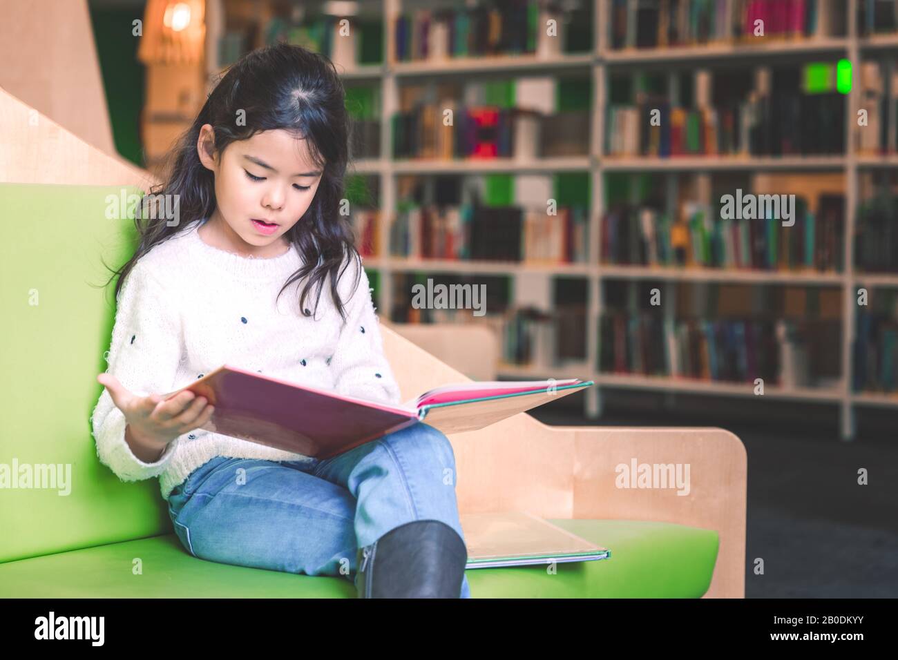 Girl reading books hi-res stock photography and images - Alamy
