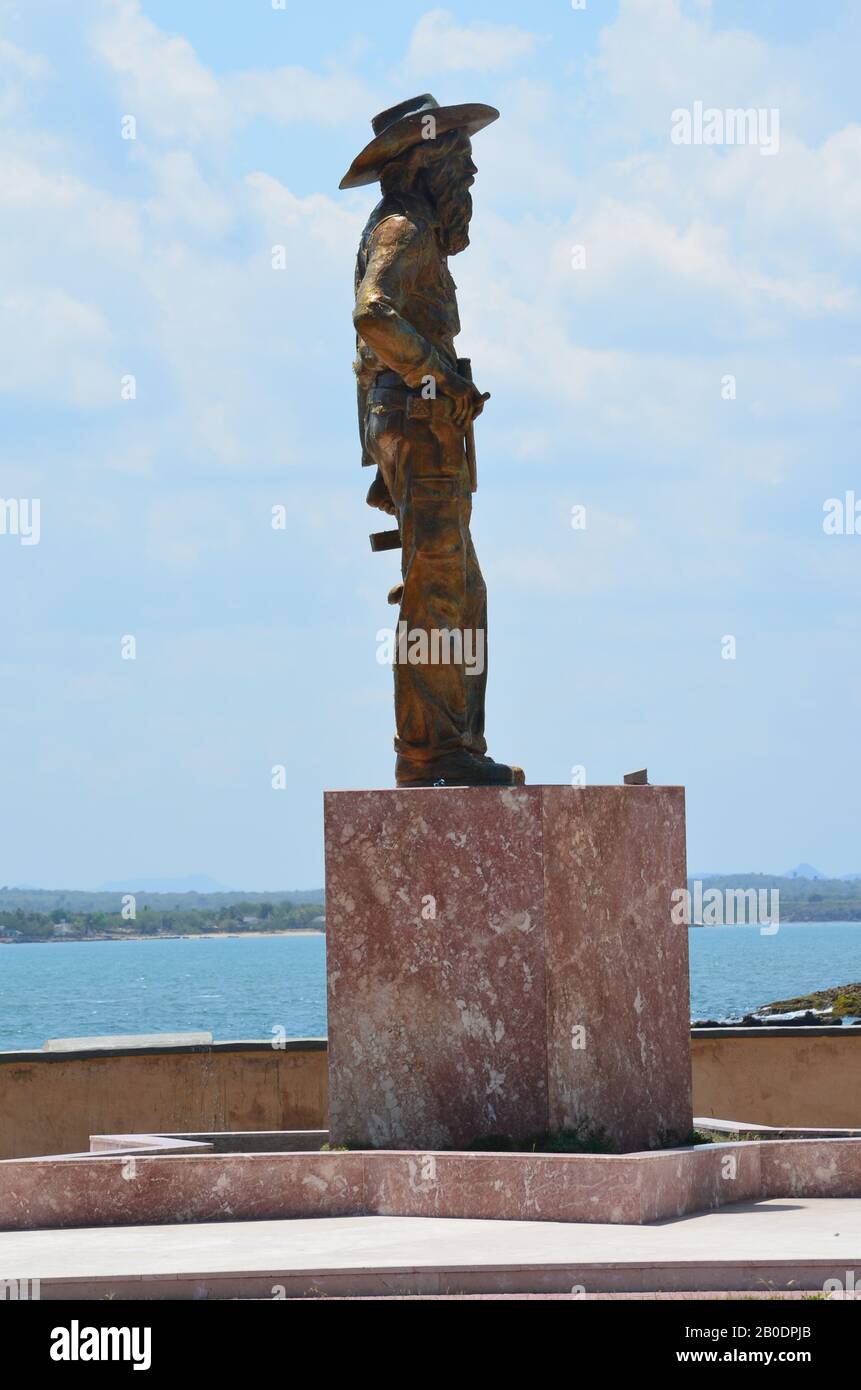 Bronze statue of the venerated Cuban revolutionary Camilo Cienfuegos ...