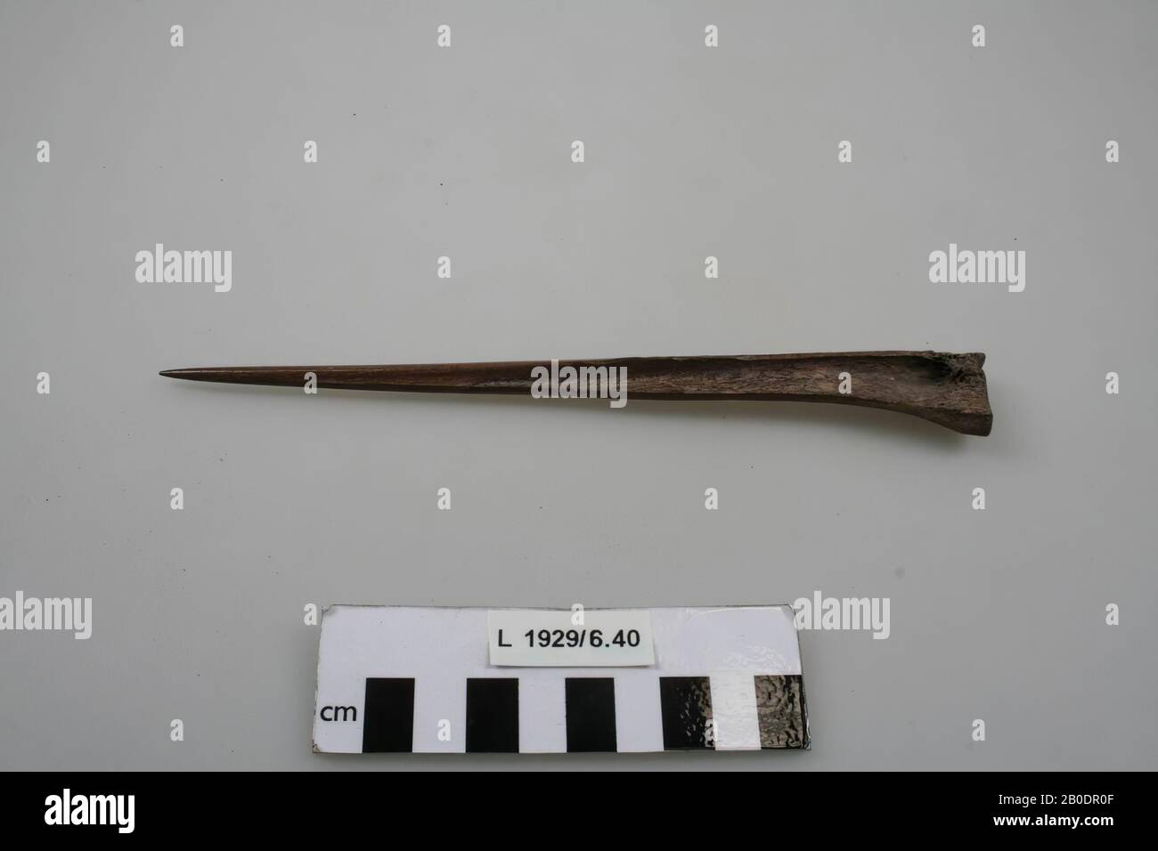 Old Europe, awl, organic, bone, 20.7 x 3.5 x 1.4 cm, Location ...