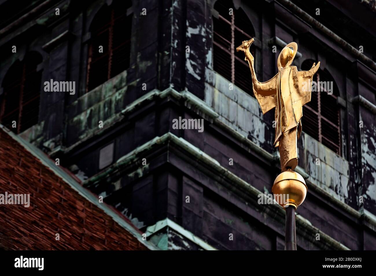 Statue on the roof hi-res stock photography and images - Alamy