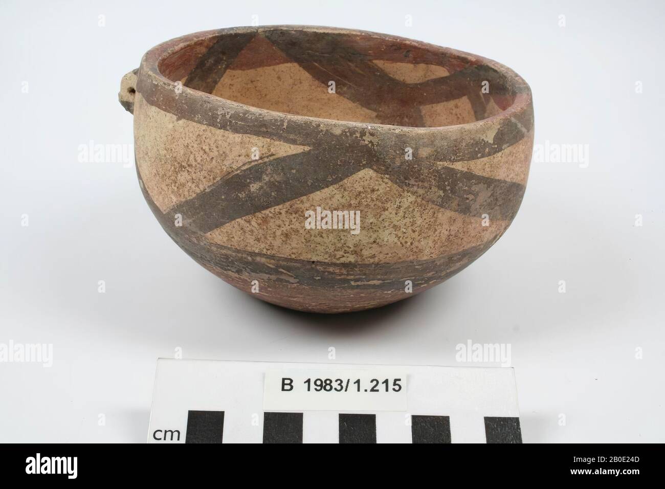 Geometric pottery hi-res stock photography and images - Alamy