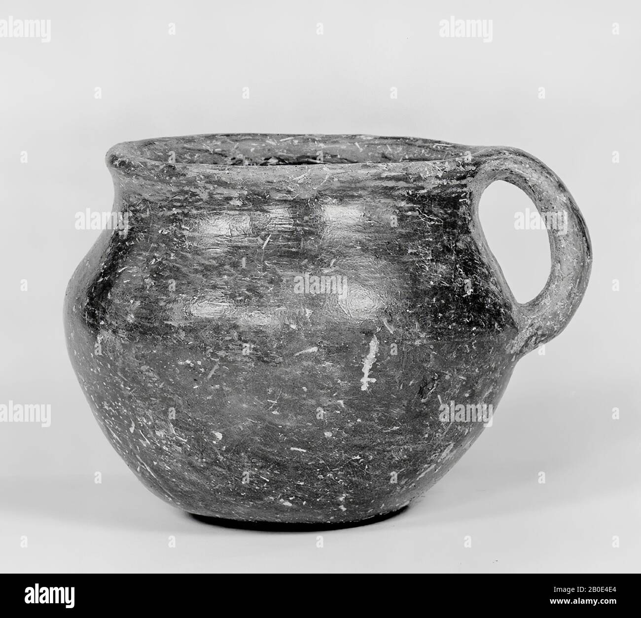 Burnished red ware hi-res stock photography and images - Alamy