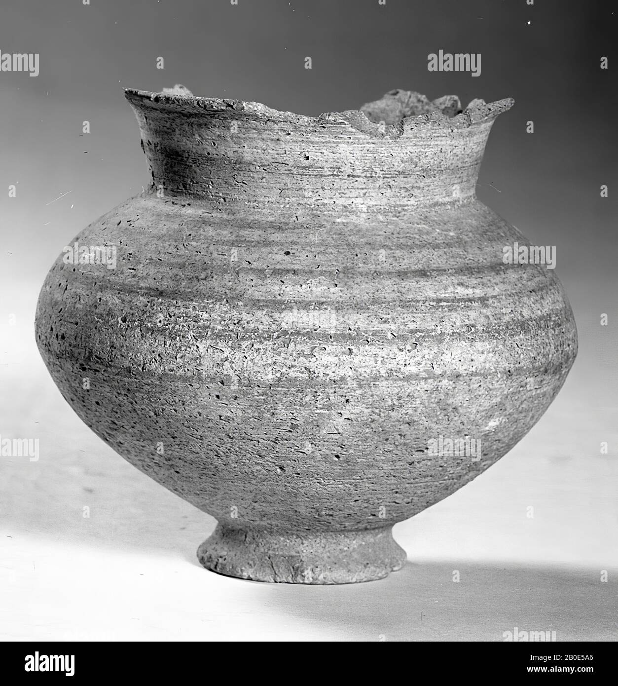 Bronze age red pottery hi-res stock photography and images - Alamy