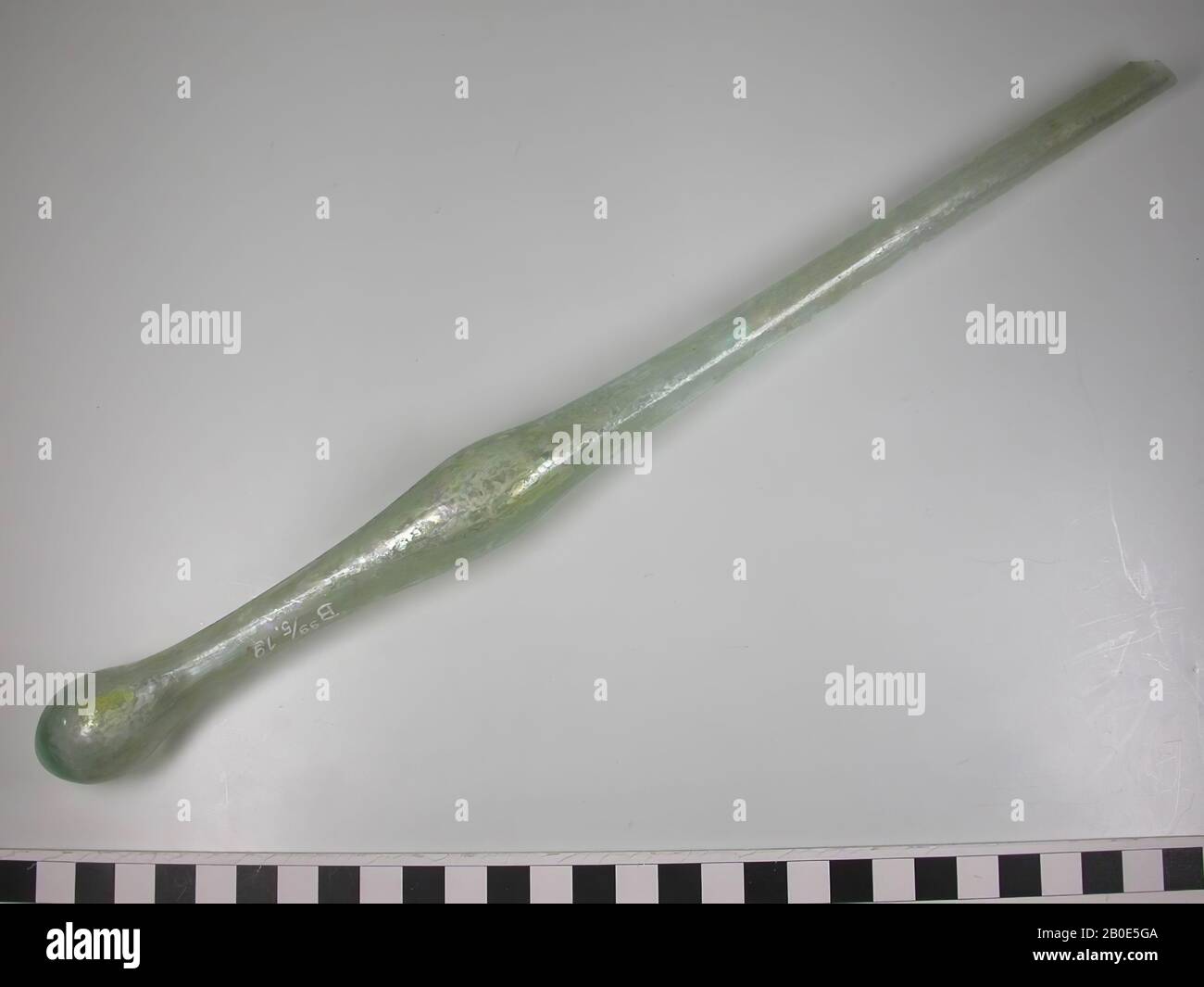 Broken bottle end hi-res stock photography and images - Alamy