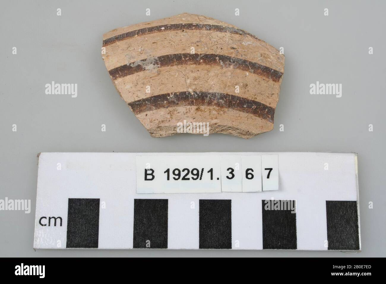 A wall shard painted with brown red paint., Crockery, pottery, B 6 cm ...