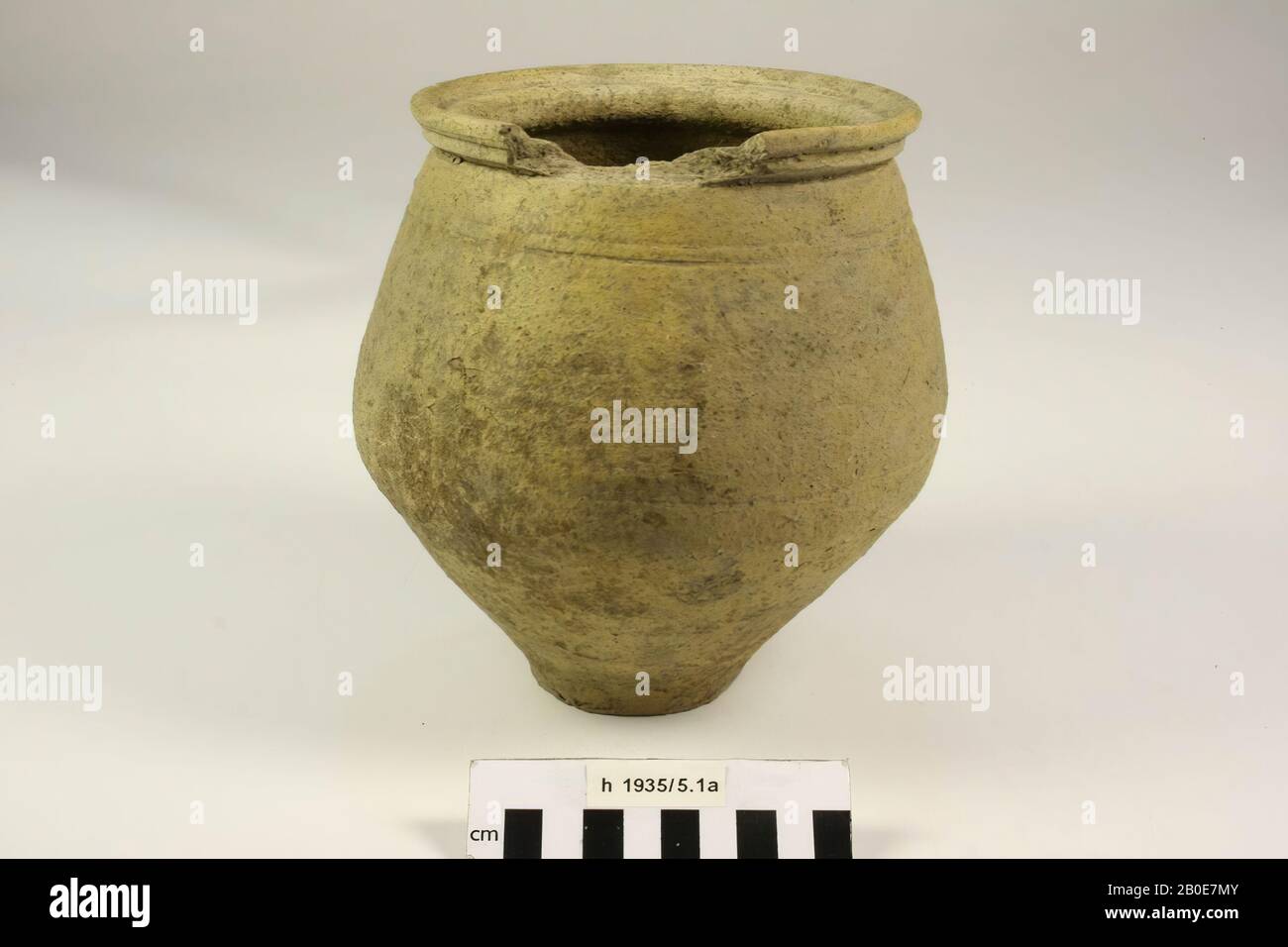 Roman rough walled pot hi-res stock photography and images - Alamy