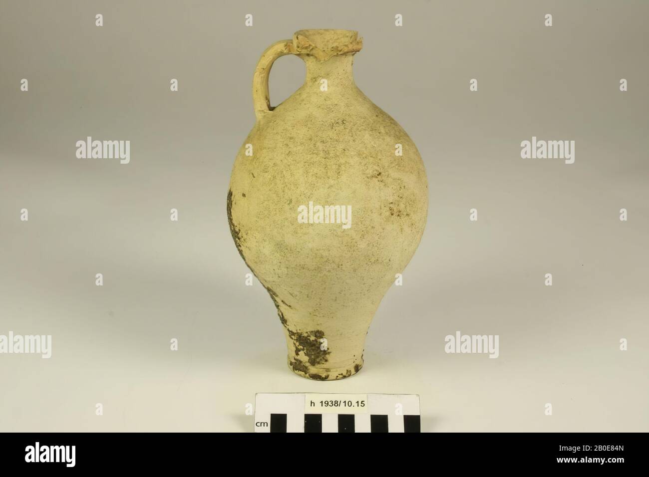 Slim pear shaped model hi-res stock photography and images - Alamy