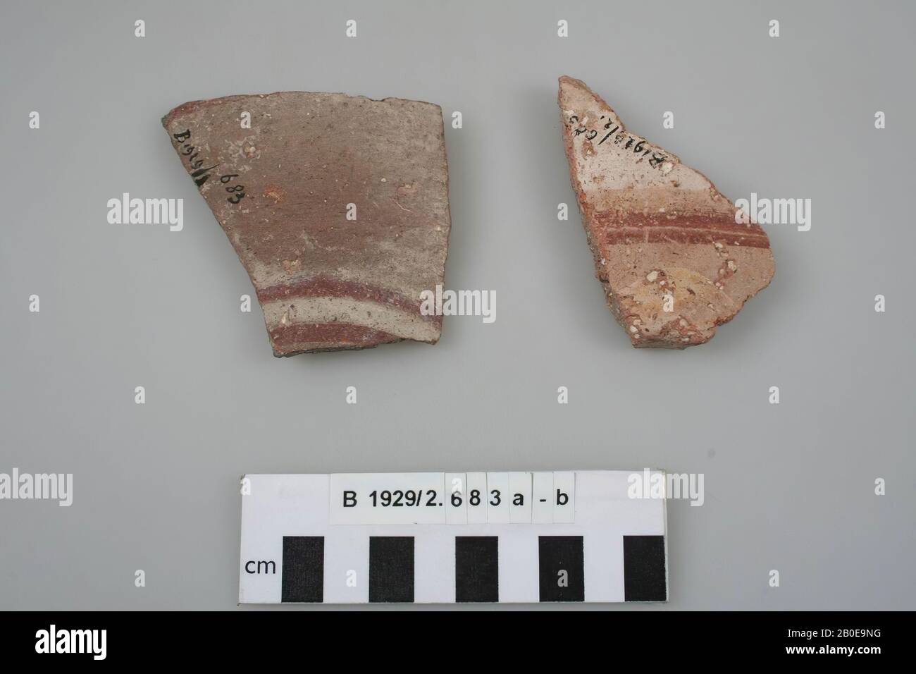 Thick shard with white and purple paint., Shard, earthenware, l: 7,4 cm ...