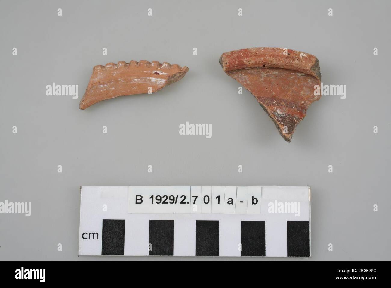 Shard with carvings and white painting., Shard, earthenware, br: 5,3 cm ...