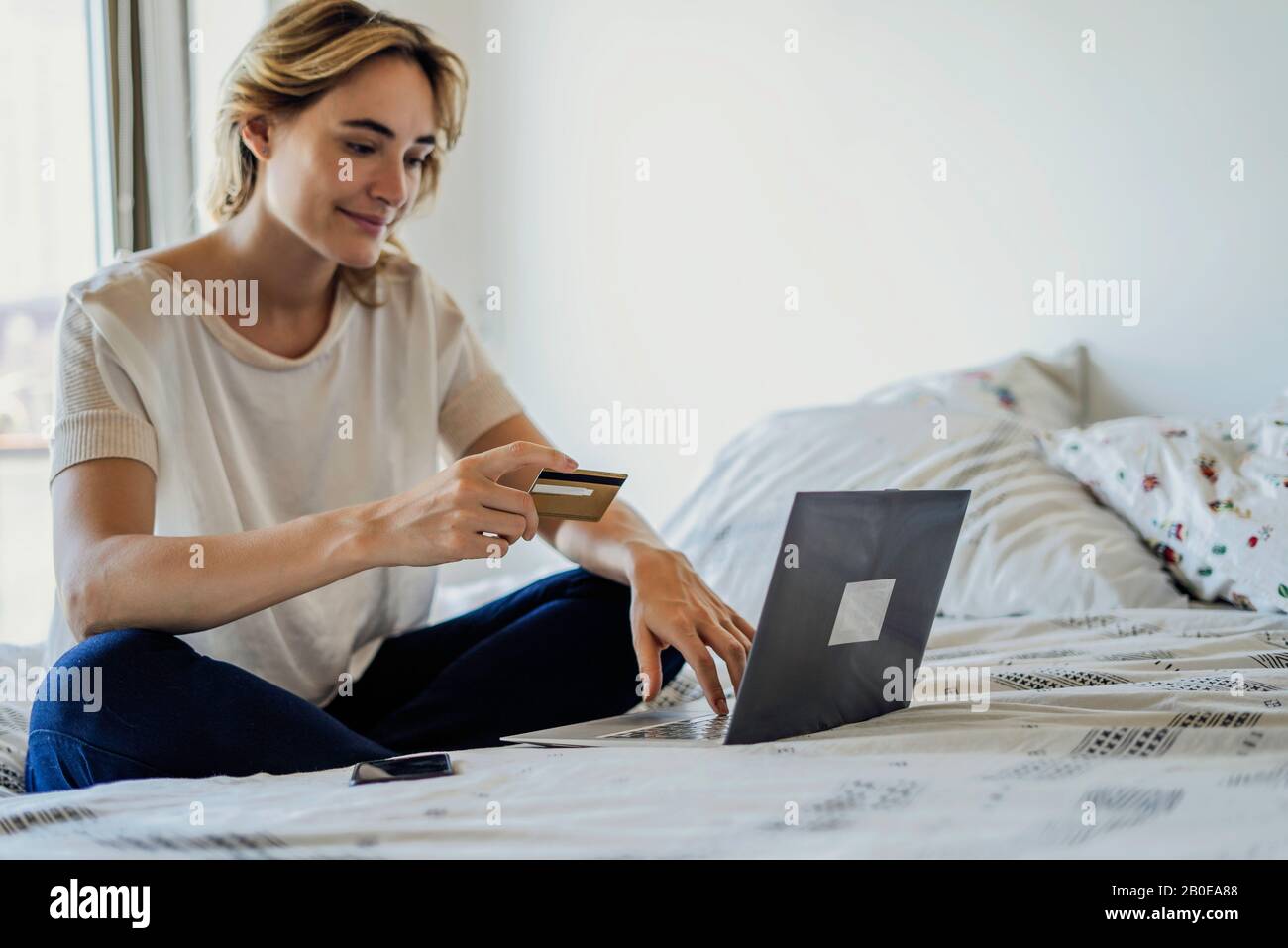 Credit card woman smartphone hi-res stock photography and images - Alamy
