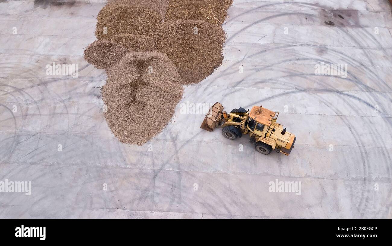 Front end loader loading hi-res stock photography and images - Alamy
