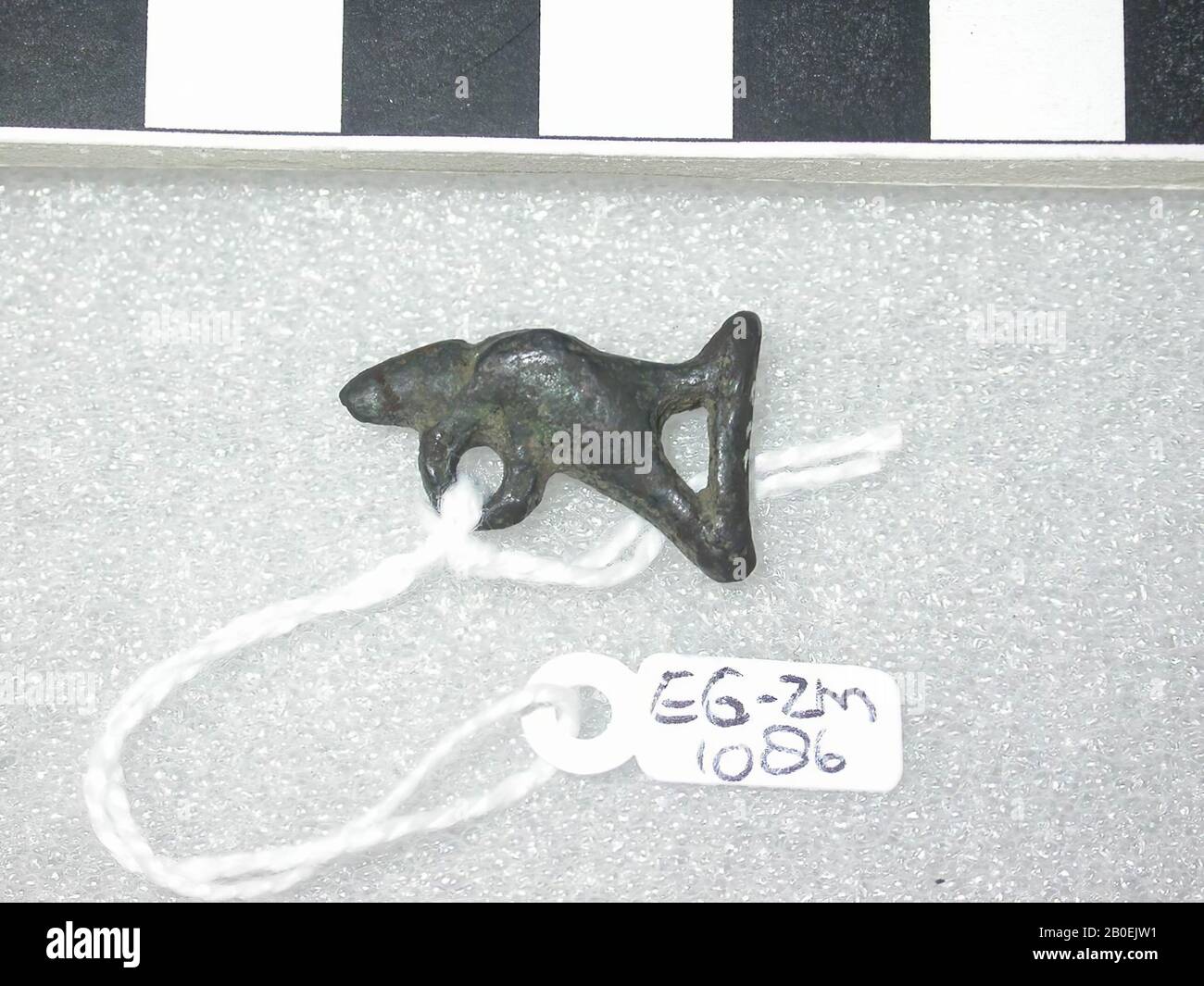 falcon, crown, amulet, animal, bronze, 2,2 cm, Egypt Stock Photo - Alamy