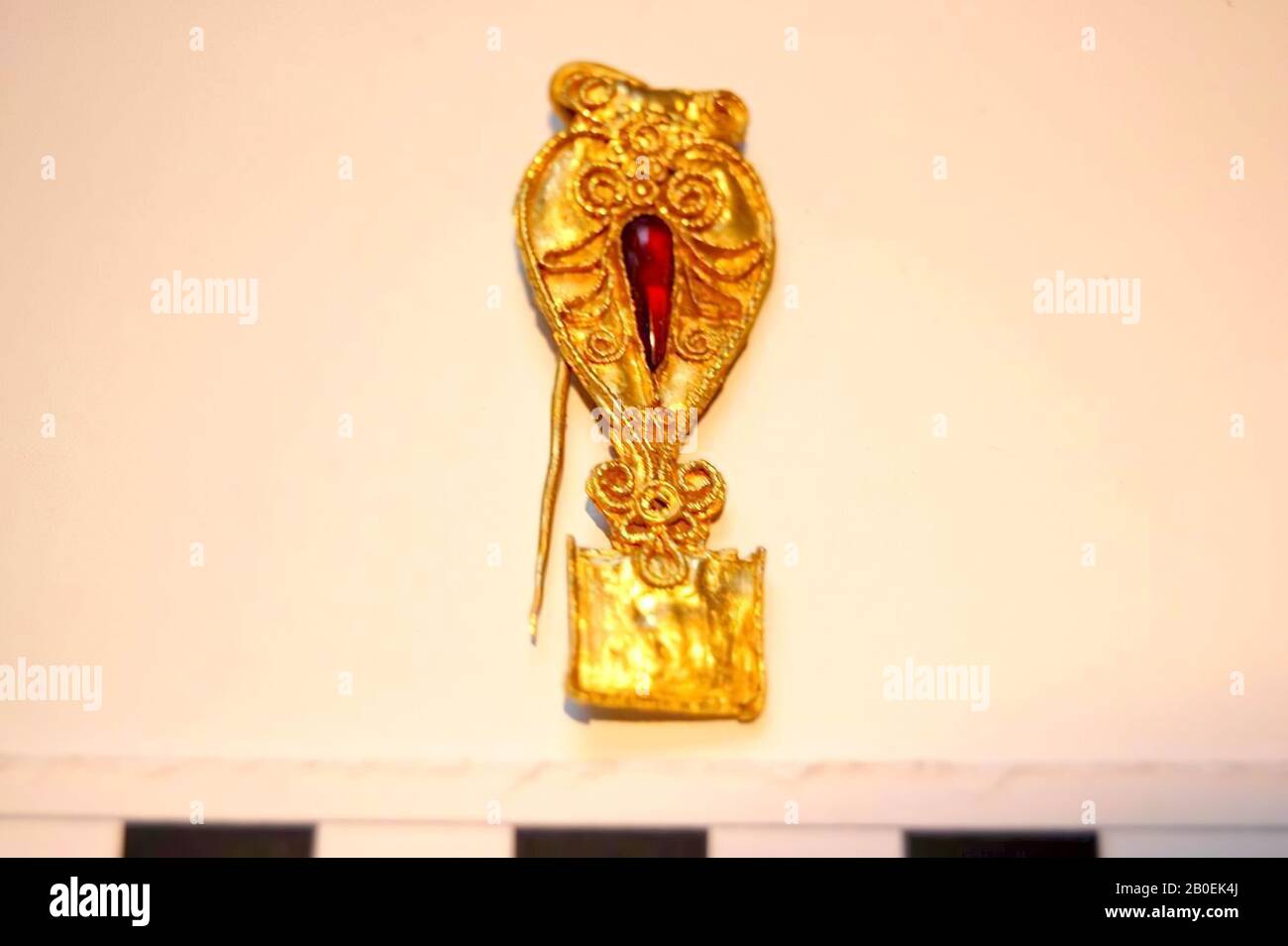 Gold filigree pin pin hi-res stock photography and images - Alamy