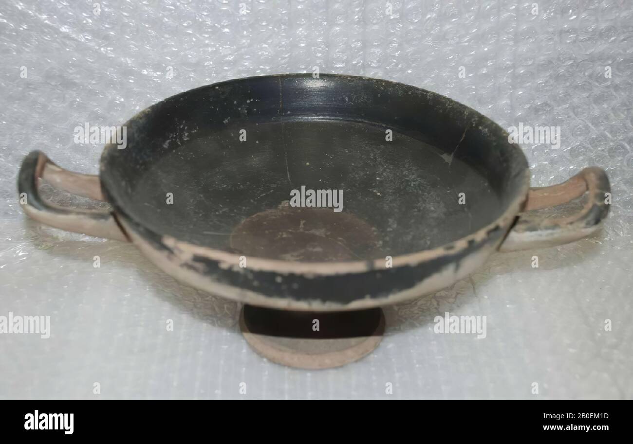 Campanian black glaze kylix hi-res stock photography and images - Alamy