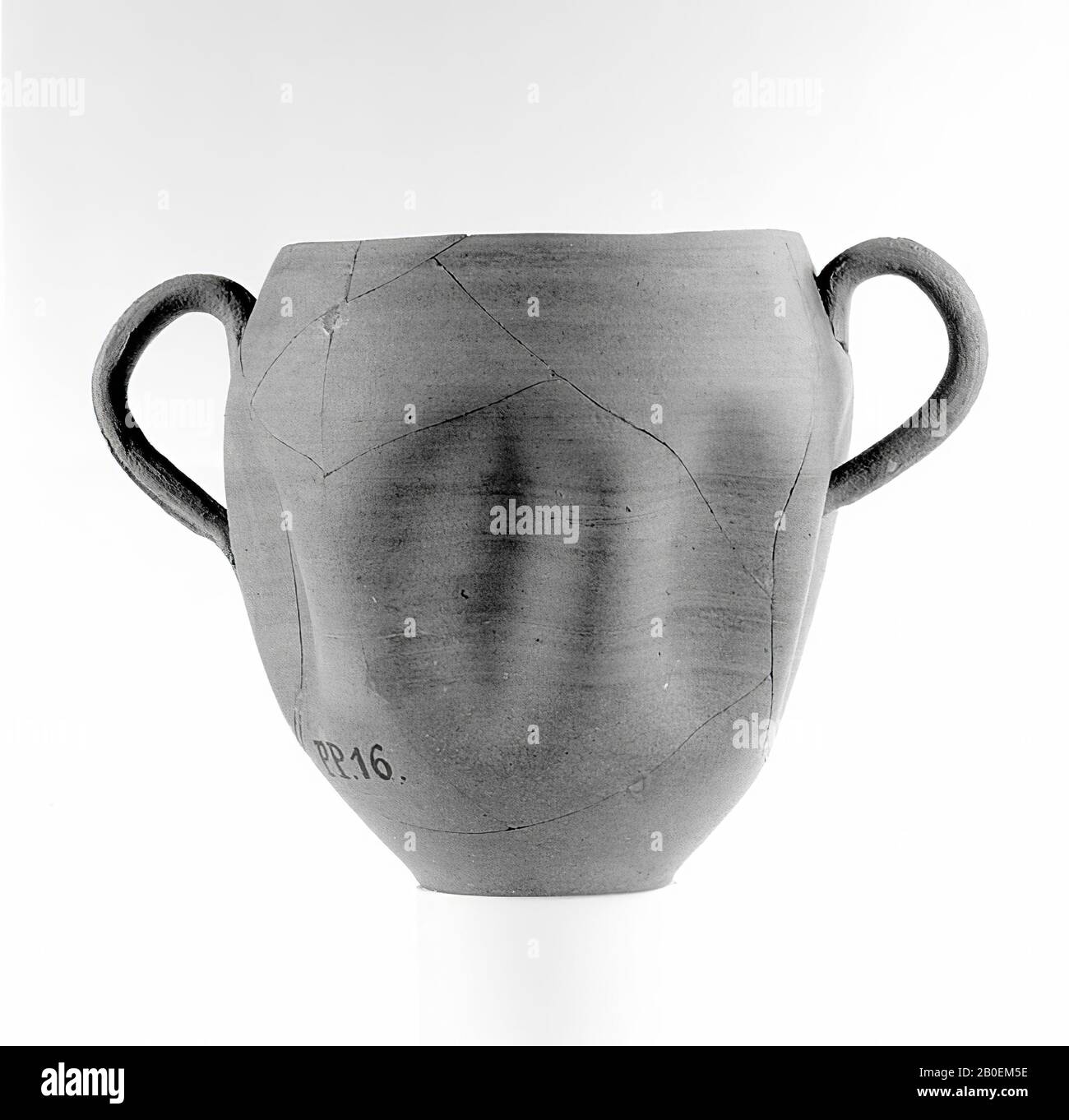 Roman ceramic cup hi-res stock photography and images - Alamy