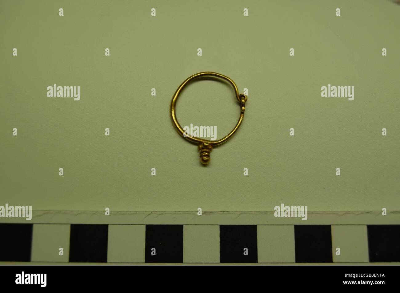 Smooth earring, bottom of a pyramid of golden threads and beads ...