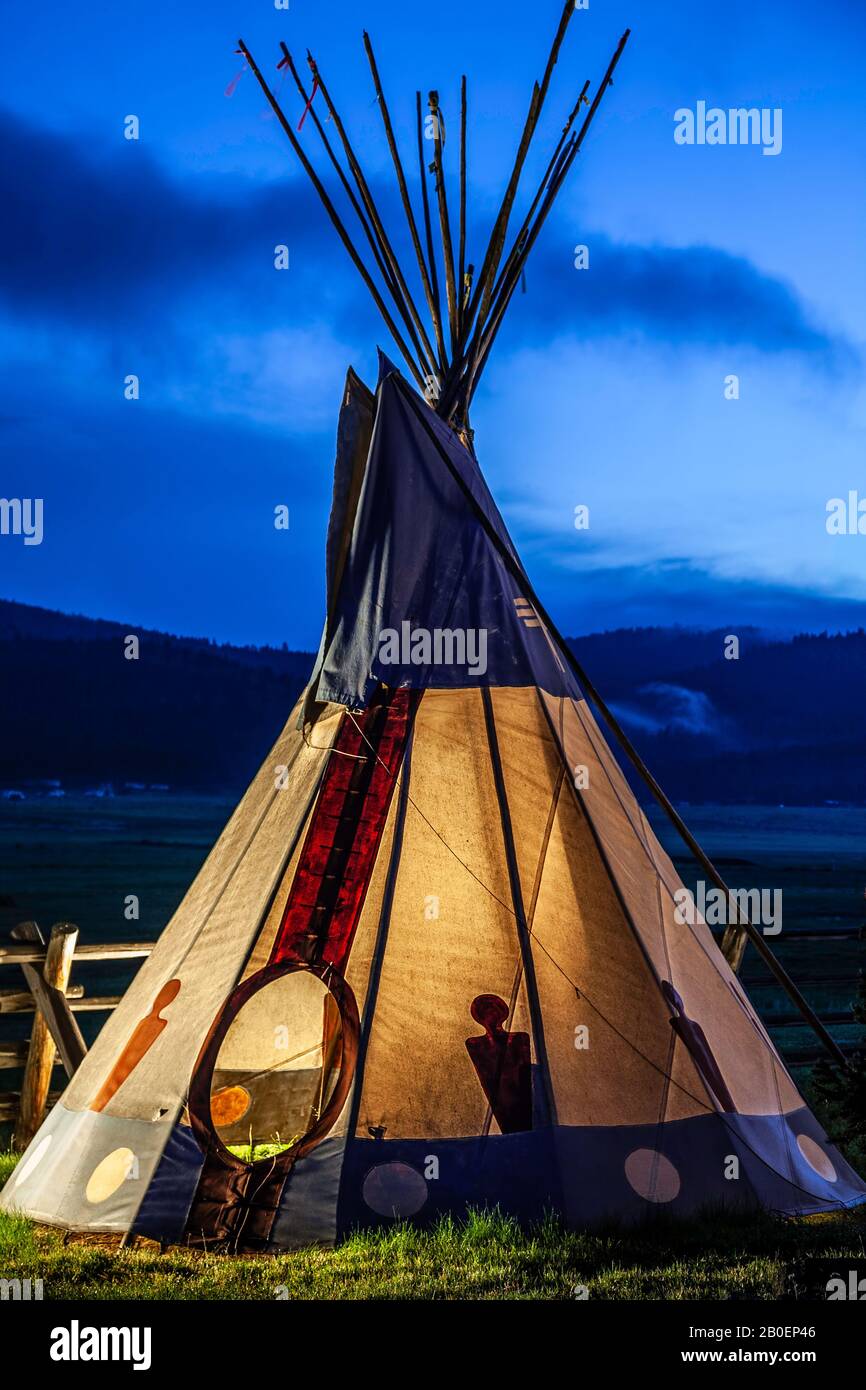 Native american indians fire hi-res stock photography and images - Alamy