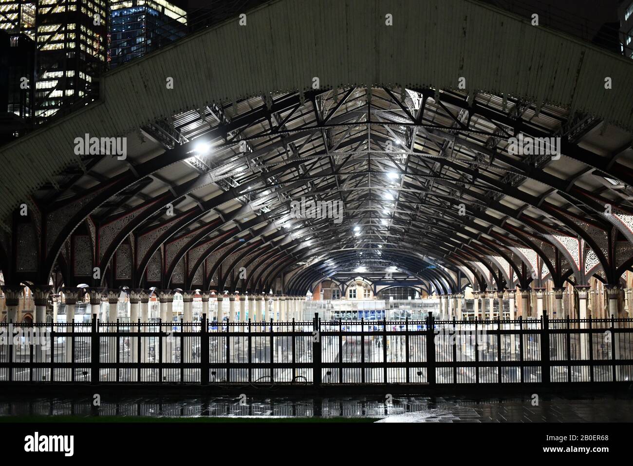 Liverpool Street station platform at night Stock Photo - Alamy