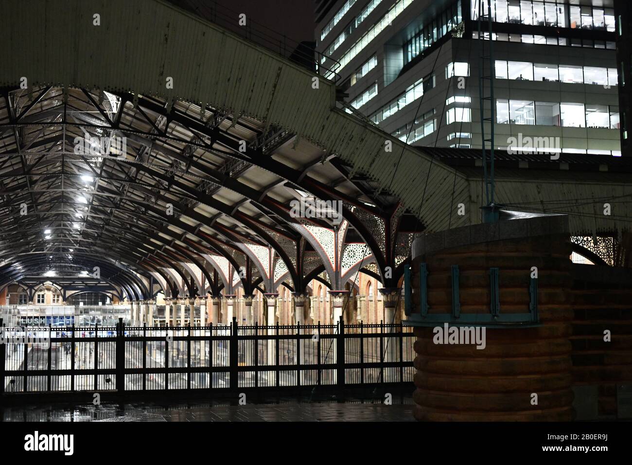 Liverpool Street station platform at night Stock Photo - Alamy