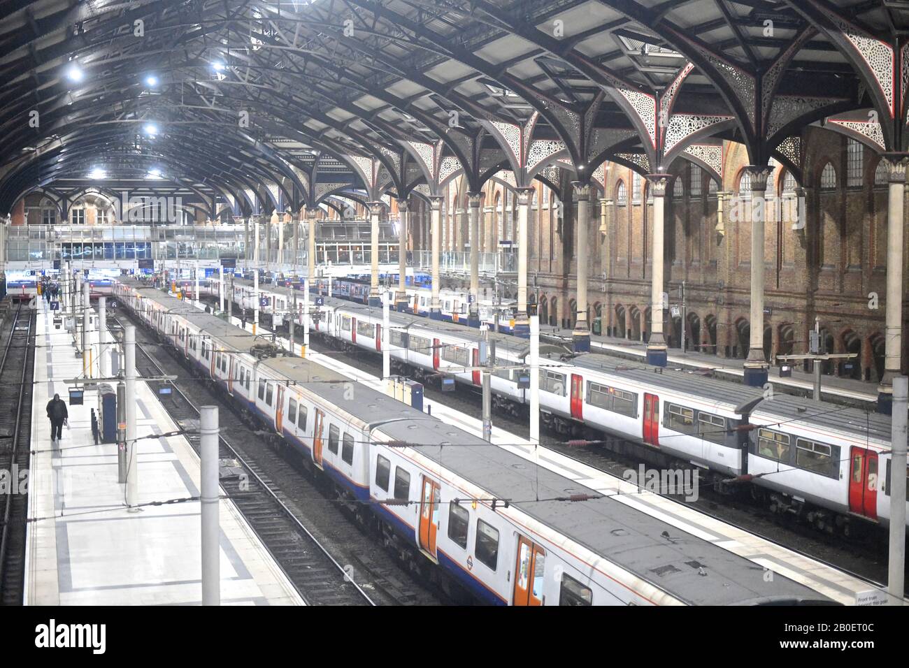 Liverpool Street station platform at night Stock Photo - Alamy