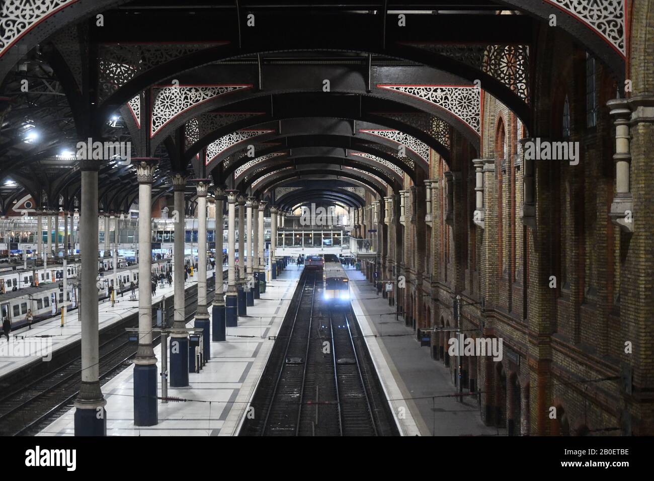 Liverpool Street station platform at night Stock Photo - Alamy