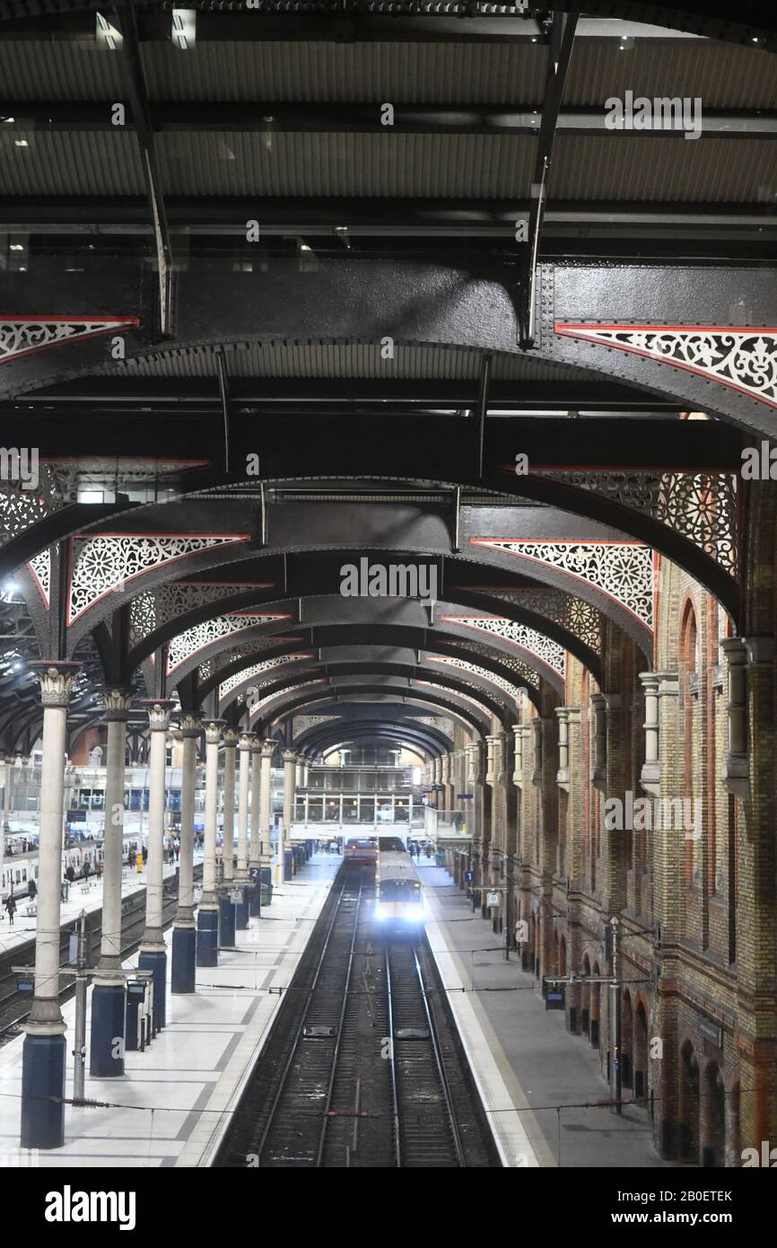 Liverpool Street station platform at night Stock Photo - Alamy