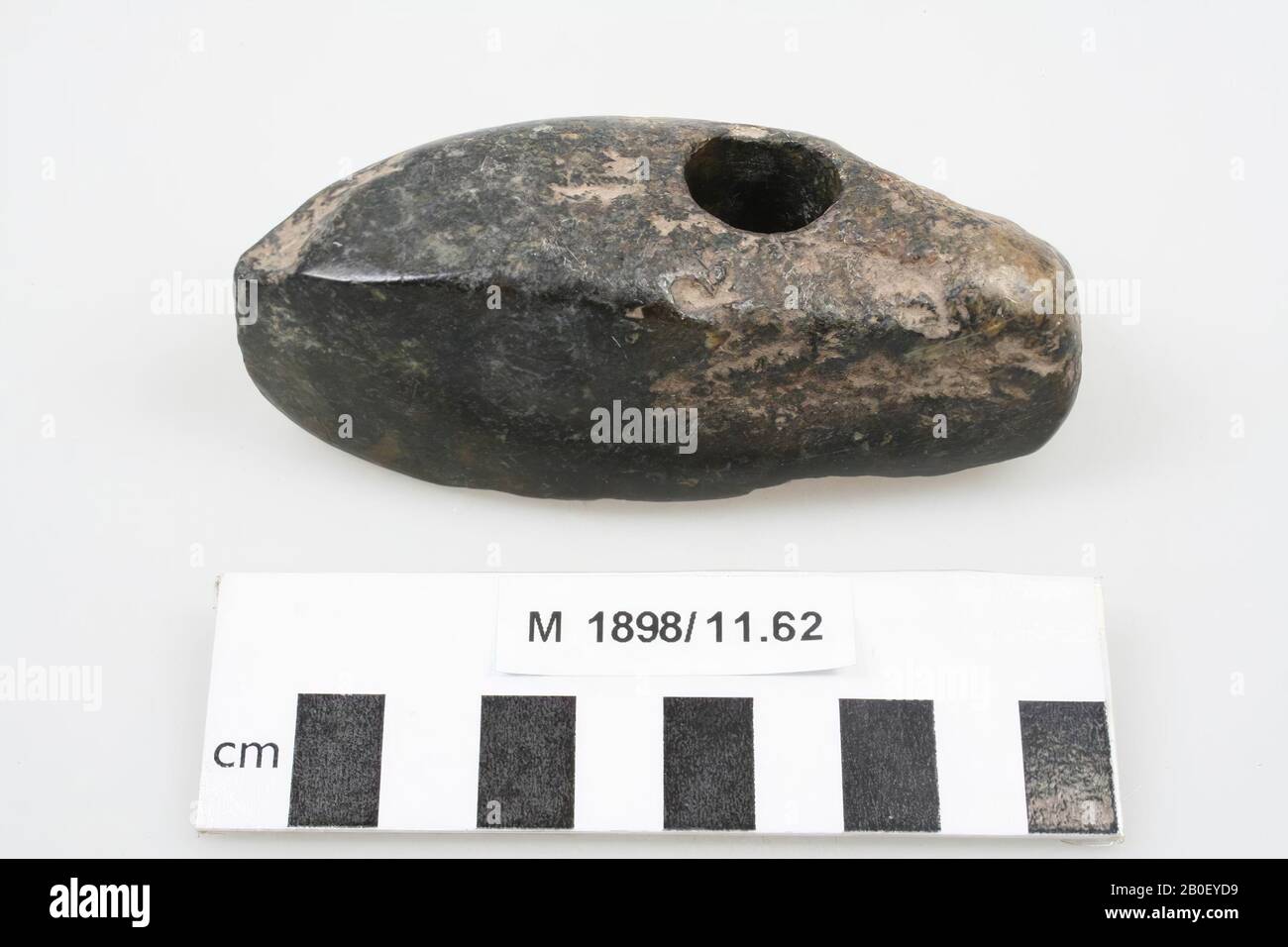 Stone hammer with piercing., Hammer, stone, 10 x 4,3 x 3,5 cm ...
