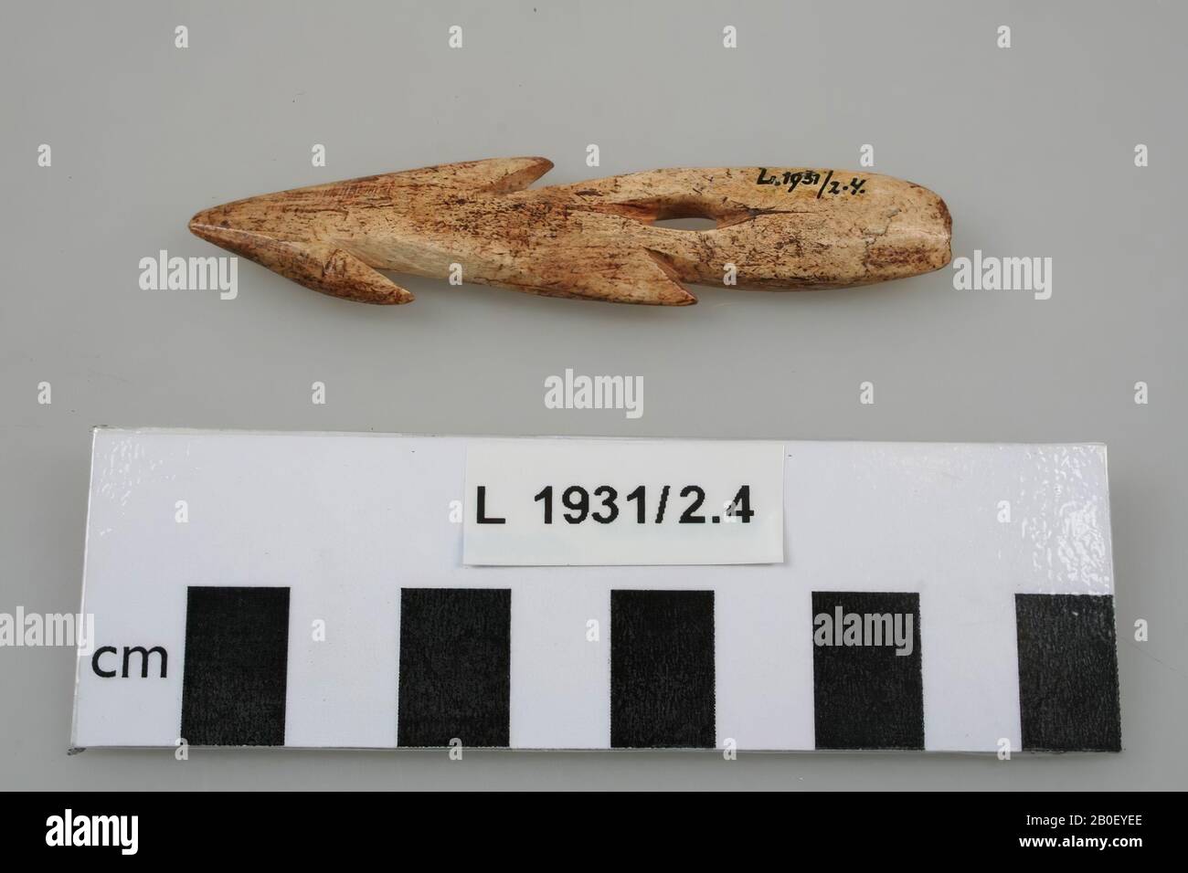 Legs harpoon with 3 barbs., Harpoon, organic, bone, 8 x 1,7 x 0,6 cm ...