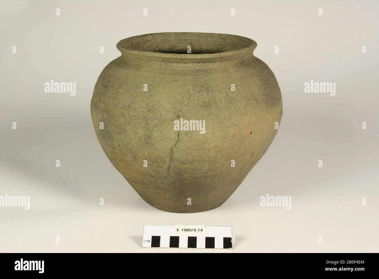Rough walled cooking pot hi-res stock photography and images - Alamy