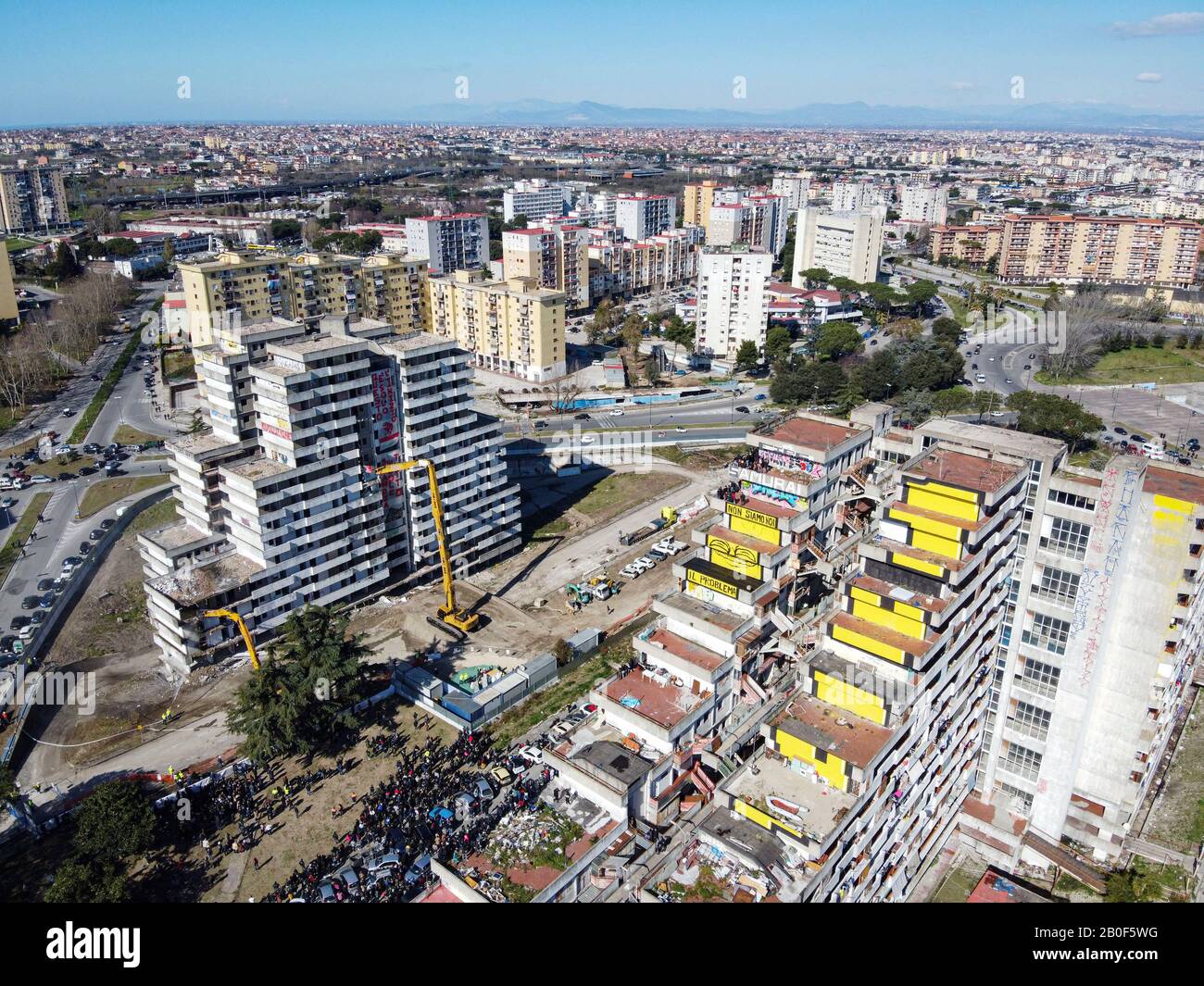 Scampia, 11.17, the demolition of the Green Sail begins: farewell to ...