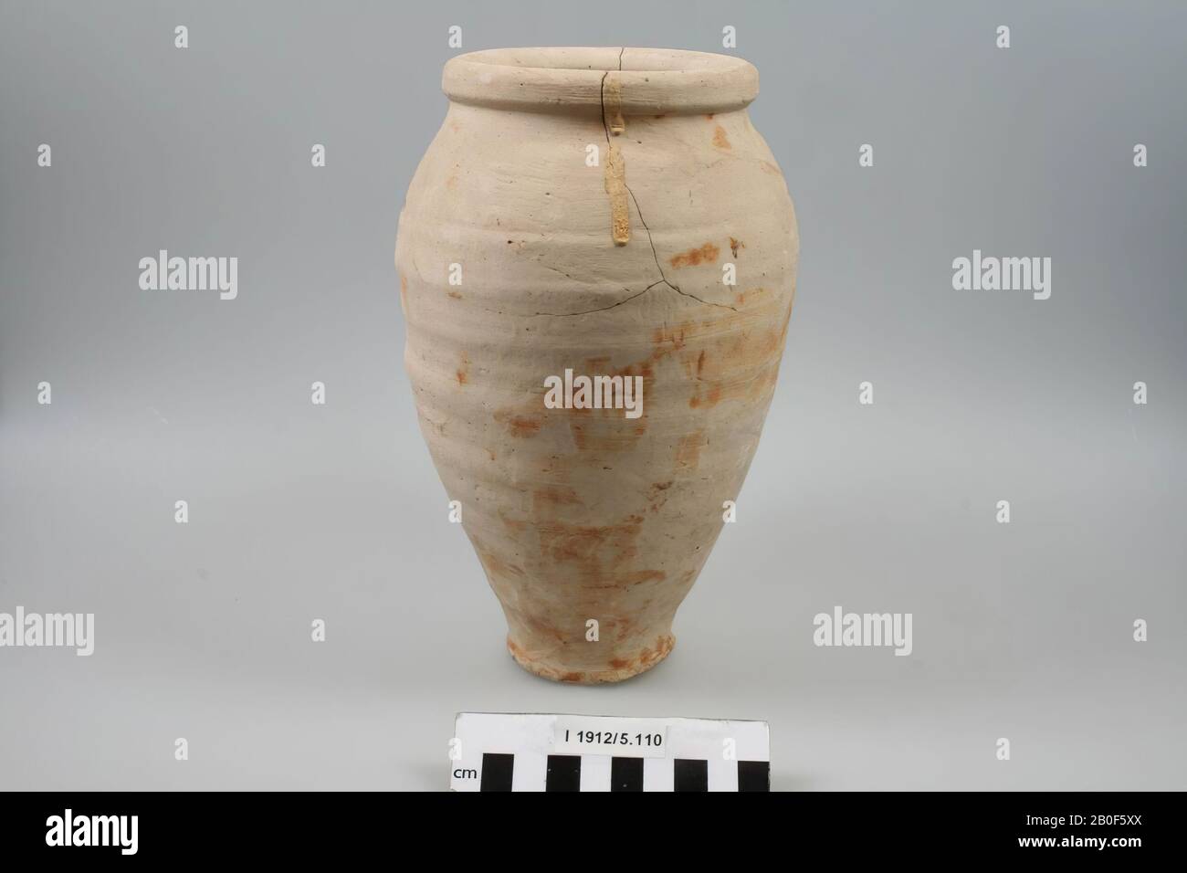 Split paint pot hi-res stock photography and images - Alamy
