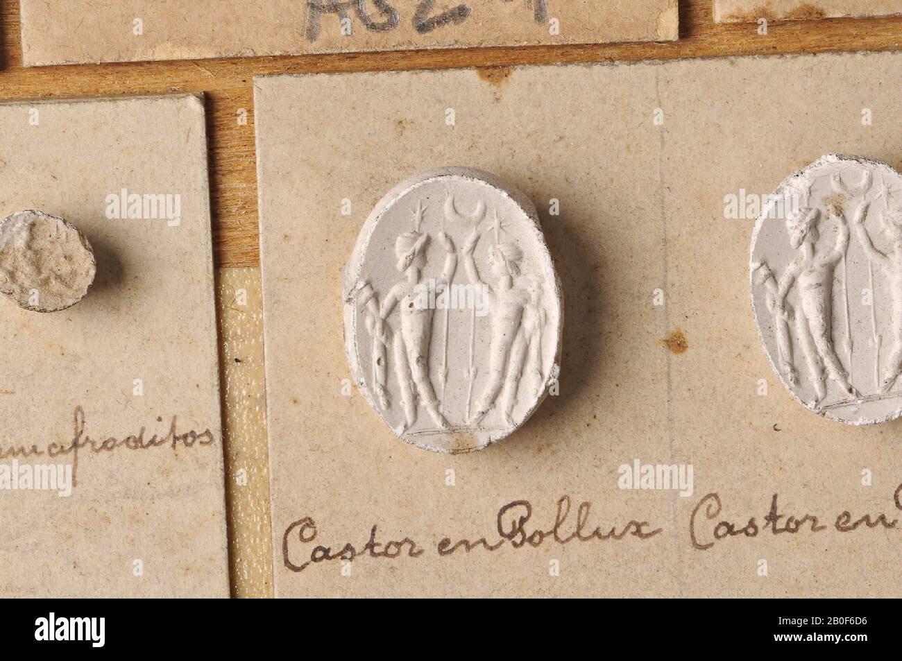 Two figures facing away hi-res stock photography and images - Alamy