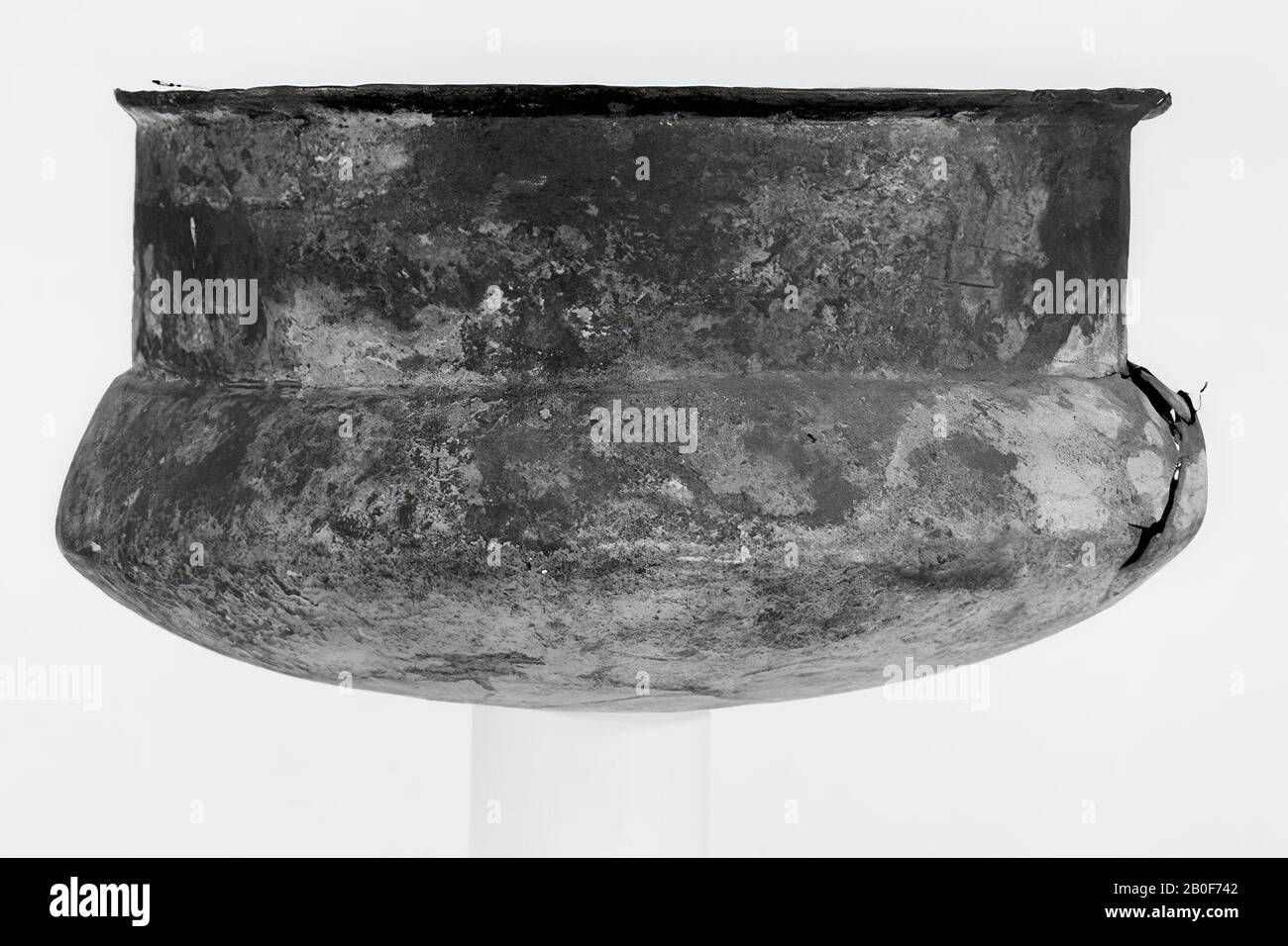 Bronze cauldron hi-res stock photography and images - Alamy