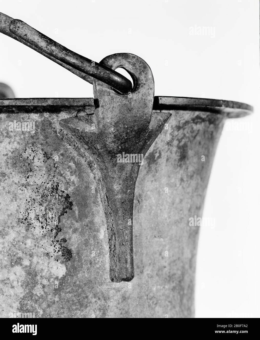 Cast bronze bucket with a little round vaulted bottom, on which a weak ...