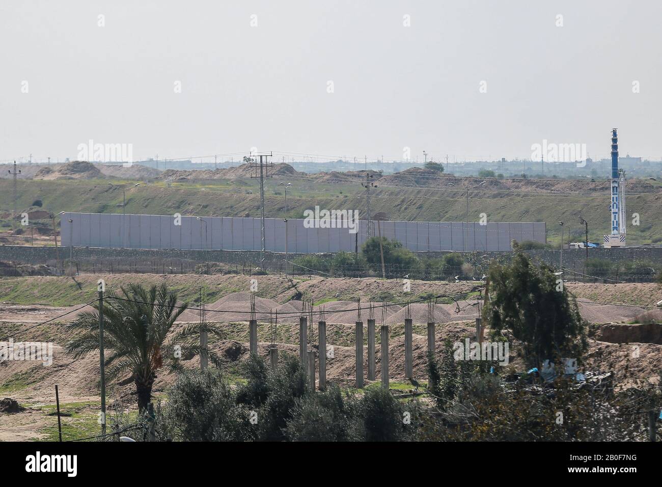 Rafah, Palestinian Territories. 20th Feb, 2020. Cranes of the Egyptian ...