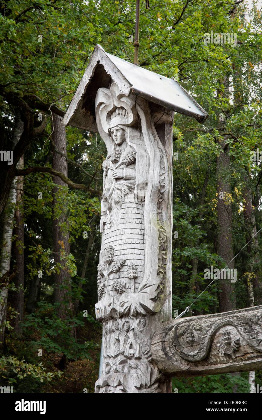 Wood carvings in the Hill of Witches, RaganunLalnus, Lithuania Stock ...
